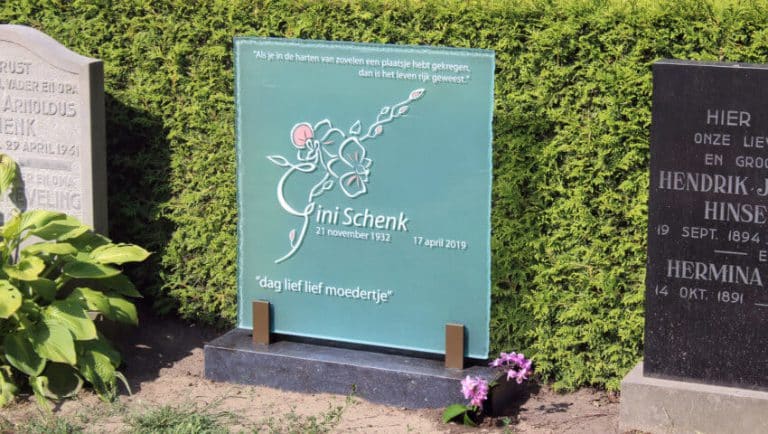 Grafsteen van glas voor moeder - Memorabel Afscheidsmonumenten
