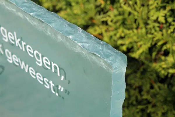 Grafsteen van glas voor moeder - Memorabel Afscheidsmonumenten