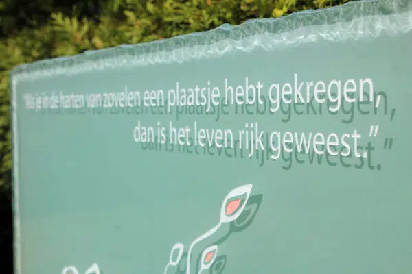 Grafsteen van glas voor moeder - Memorabel Afscheidsmonumenten