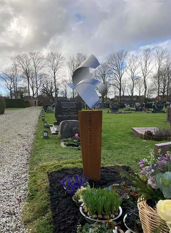 Artistiek gedenkteken "Open Hart" voor jonge vrouw